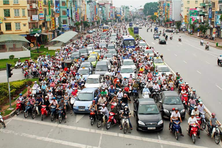 Crossing the Road in Vietnam: 6 Steps to Navigate the Street Like a Local｜